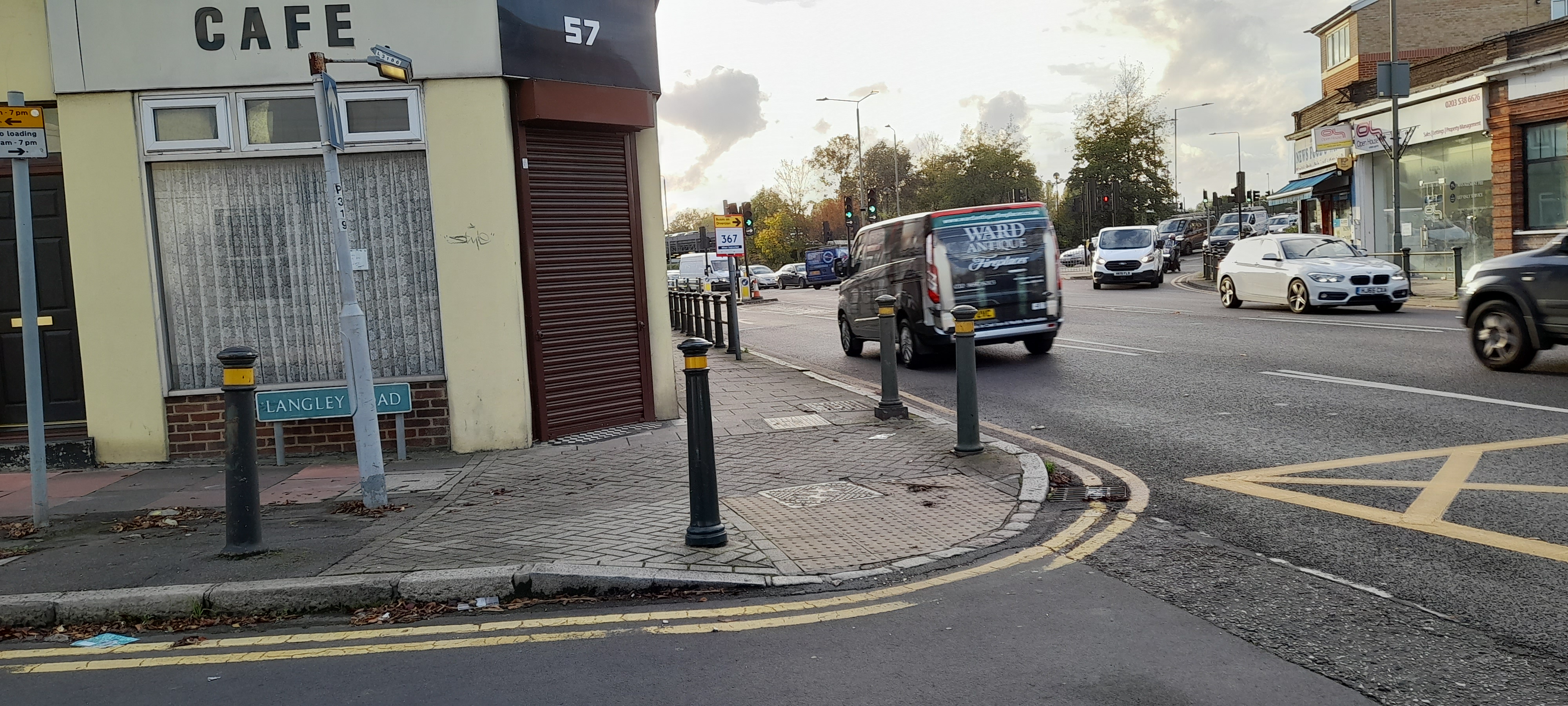 Road works at junction of Croydon Road and Elmers End Road 28 October ...